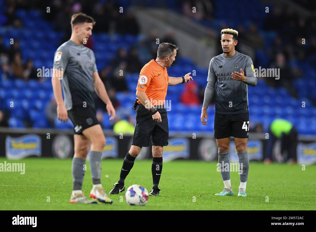 Match referee callum jones hi-res stock photography and images - Alamy