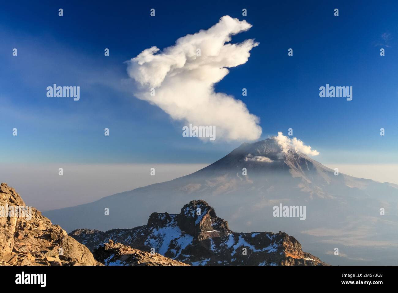 Popocatepetl volcano and iztaccihuatl volcano hi-res stock photography ...