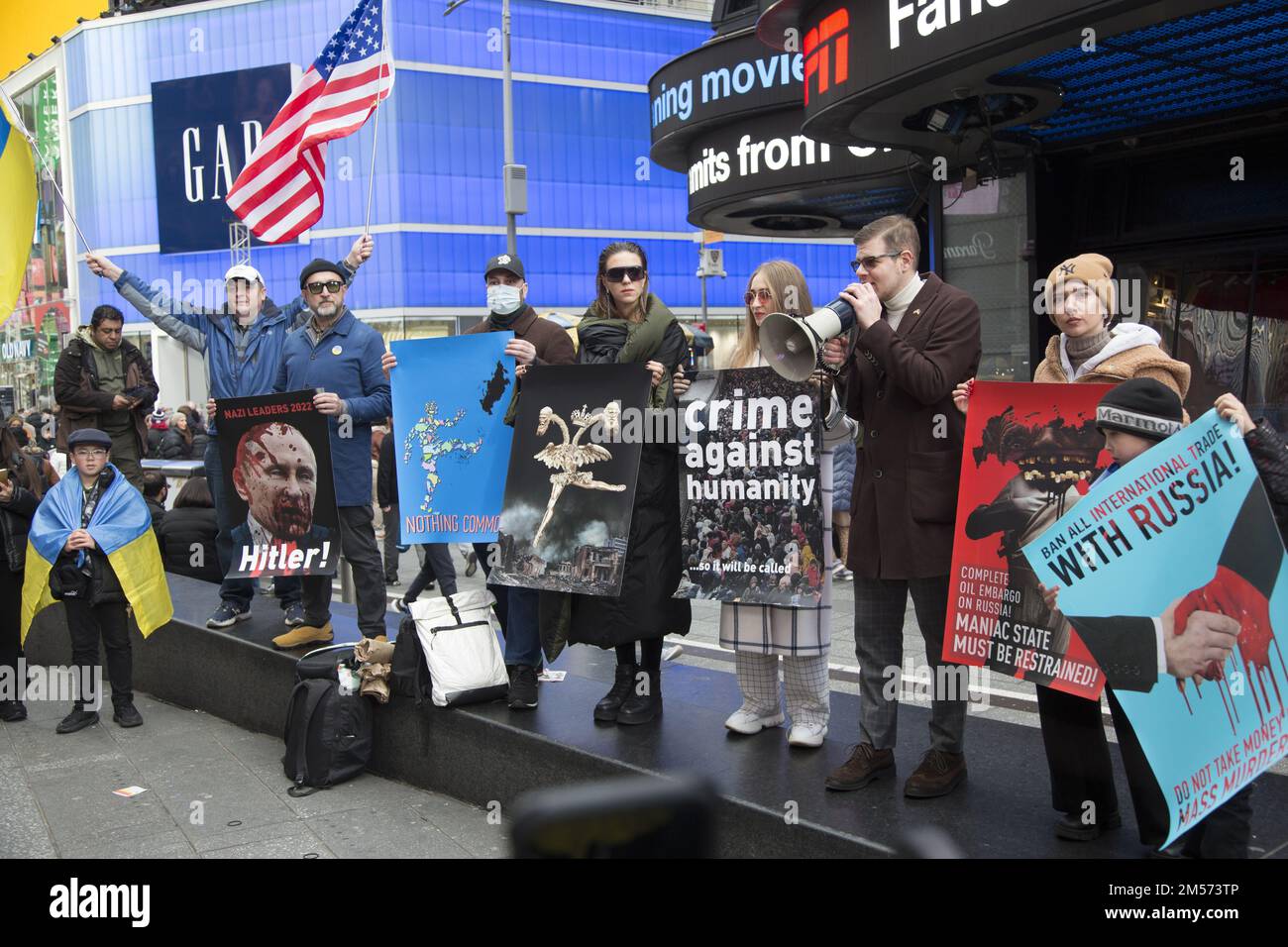 Support Ukraine Rally in Times Square a week before Christmas in New ...