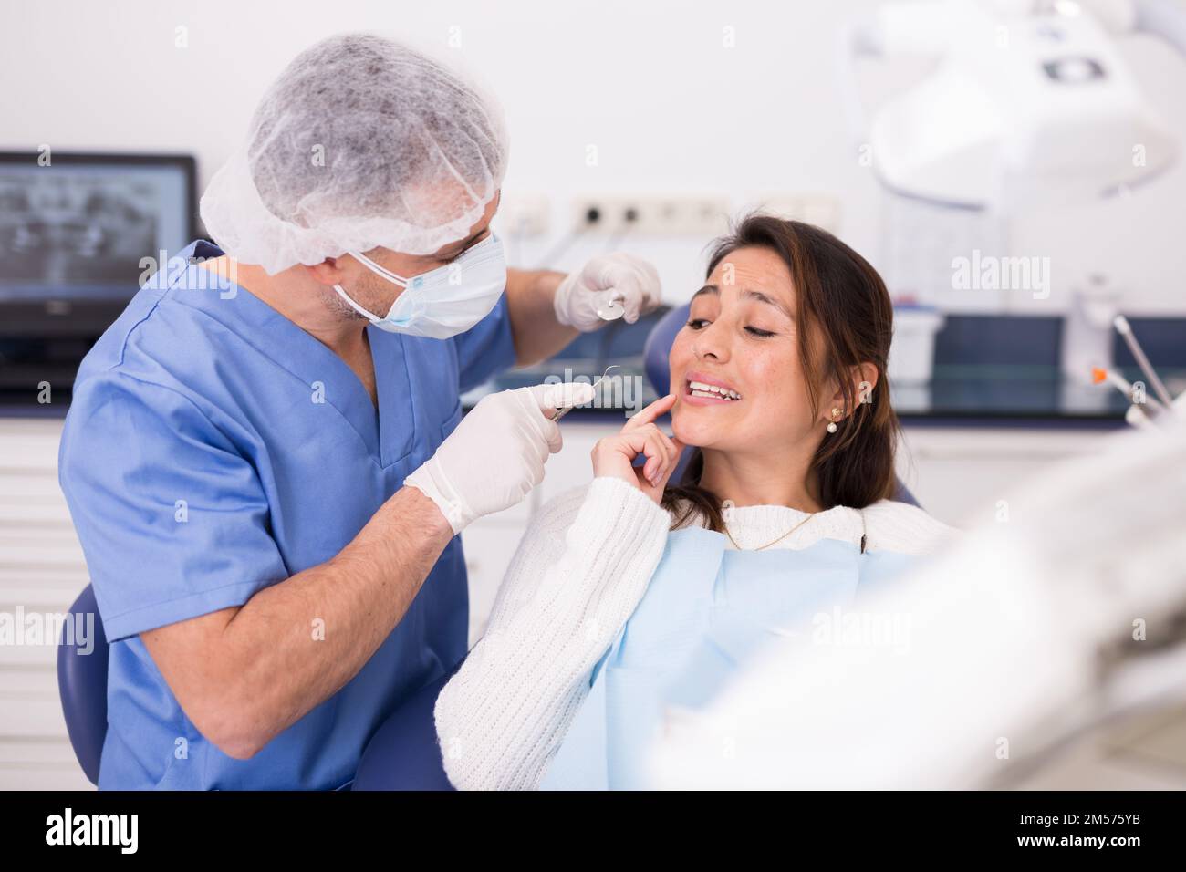 Woman complains doctor toothache hi-res stock photography and images ...