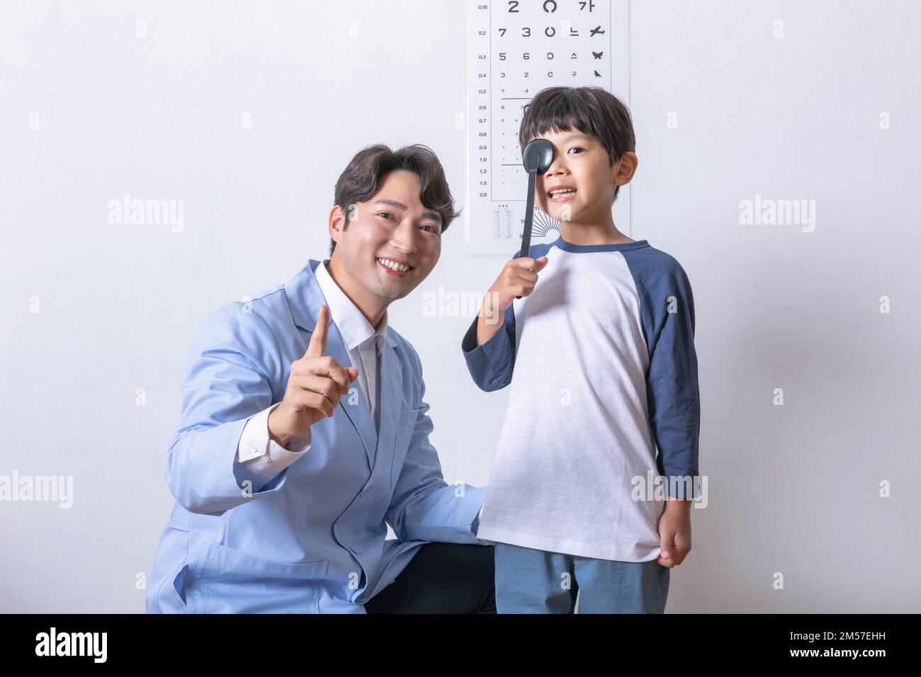korean asian child in ophthalmic clinic eyesight test Stock Photo - Alamy