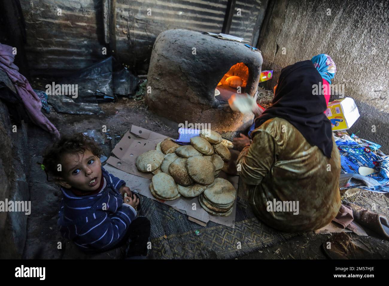 Gaza City, Palestine. 26th Dec, 2022. Palestinian refugees bake taboon ...