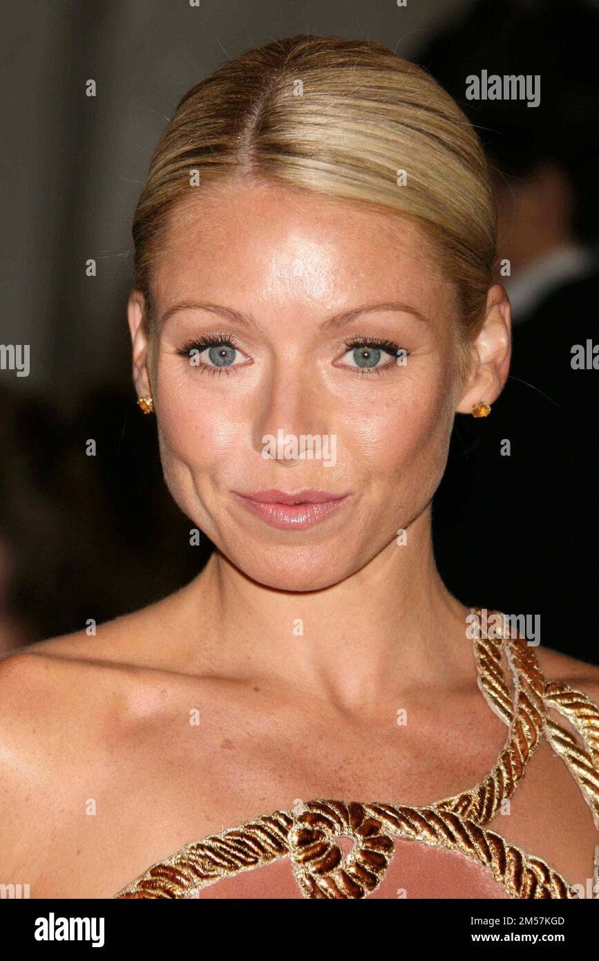 Kelly Ripa attends the Costume Institute Gala "Poiret: King of Fashion ...