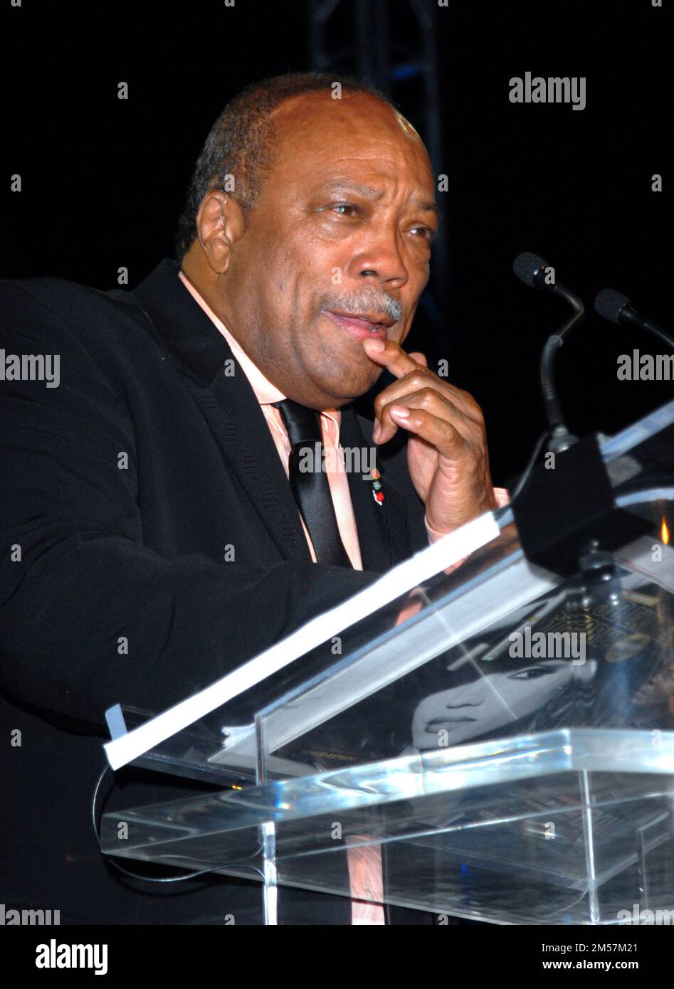 Quincy Jones addressing the audience at A Starry Night Tribute to ...