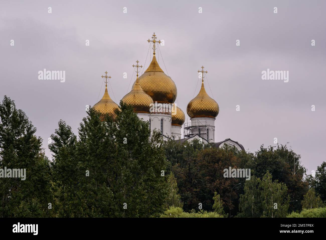 White mosque golden domes hi-res stock photography and images - Alamy