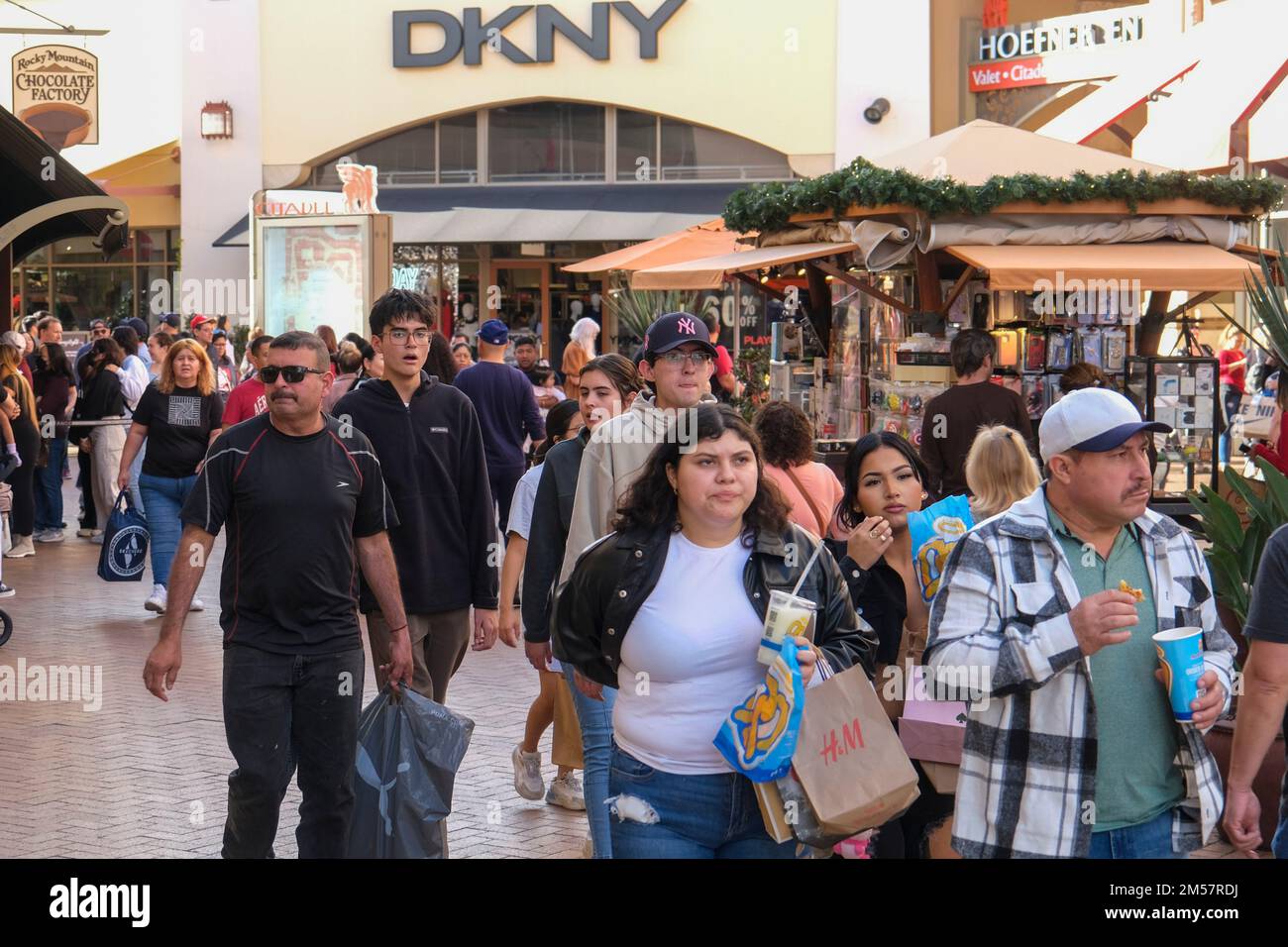 Los Angeles, California, USA. 26th Dec, 2022. Holiday shoppers crowd at ...