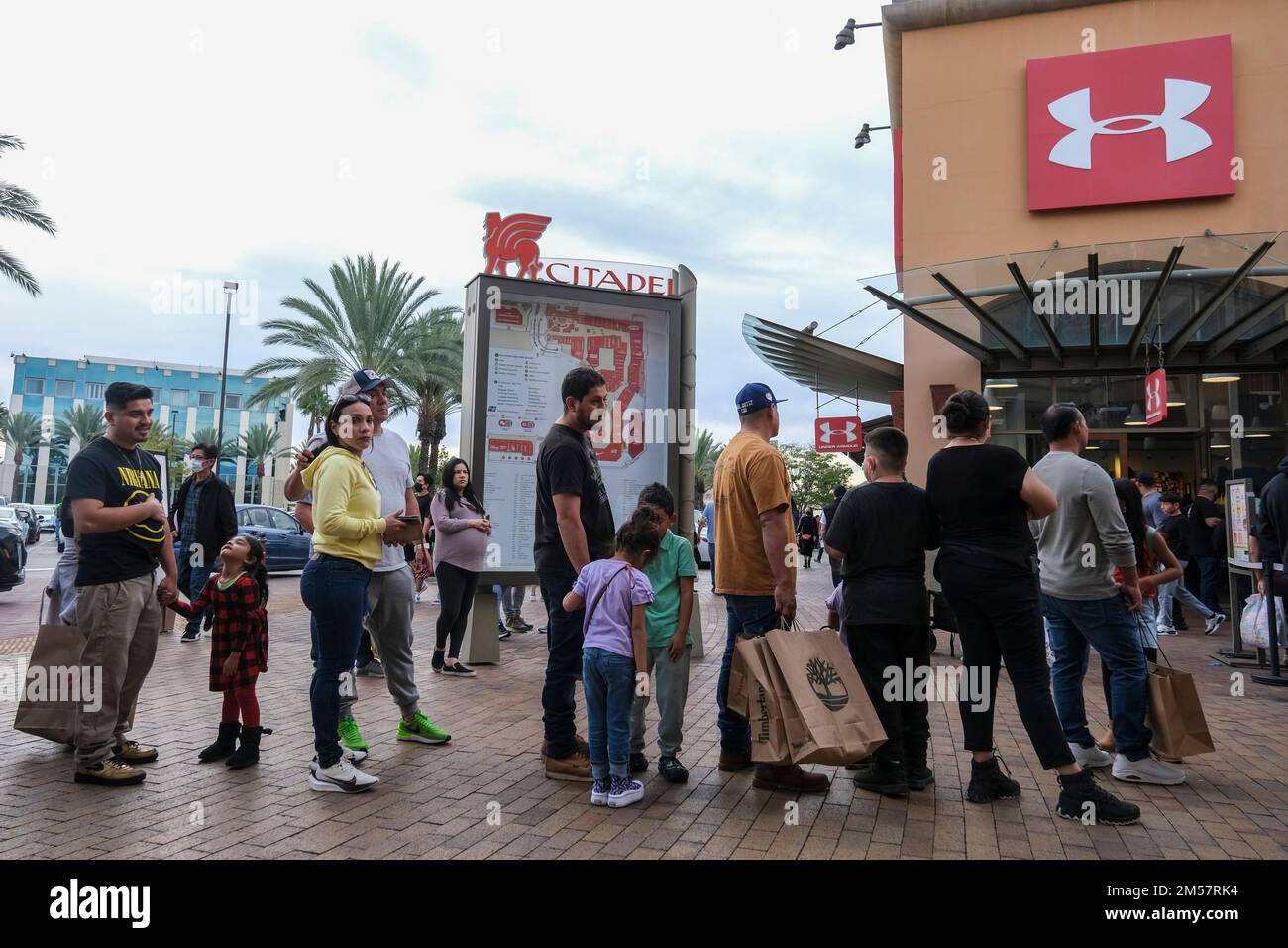 Los Angeles, California, USA. 26th Dec, 2022. Holiday shoppers wait in ...