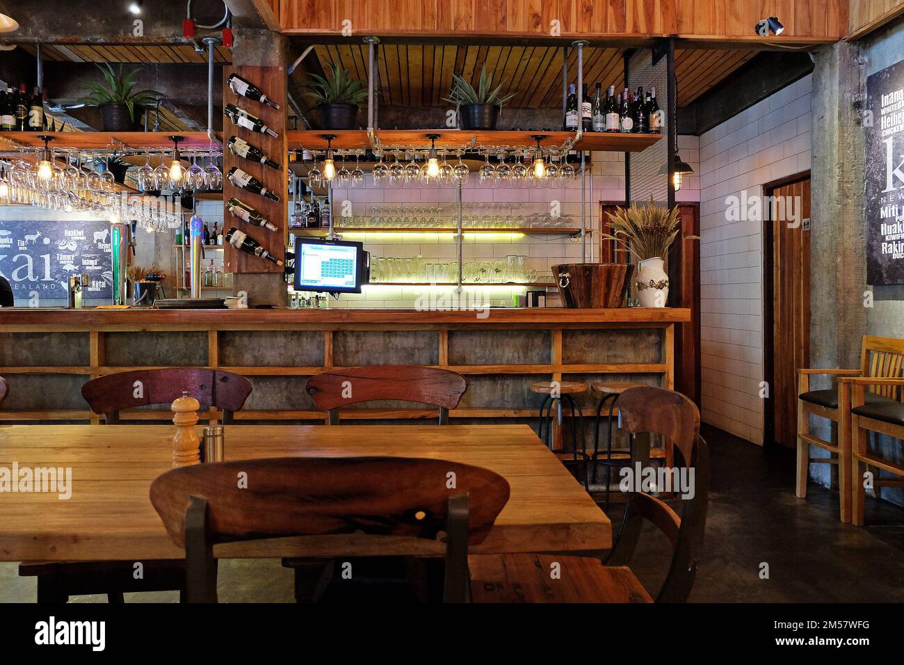 Modern Restaurant Bar Counter Design