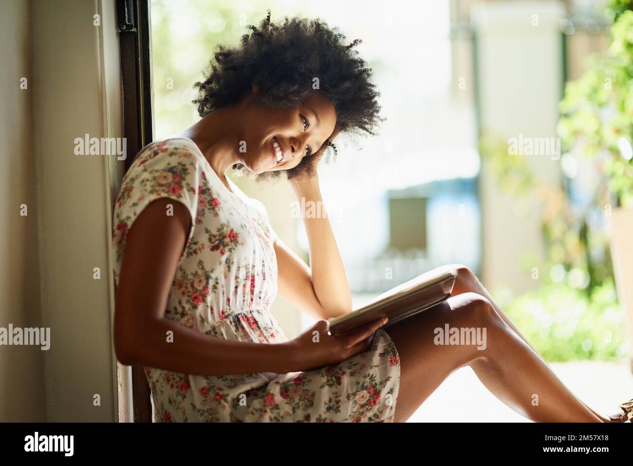 Young women who read hi-res stock photography and images - Alamy