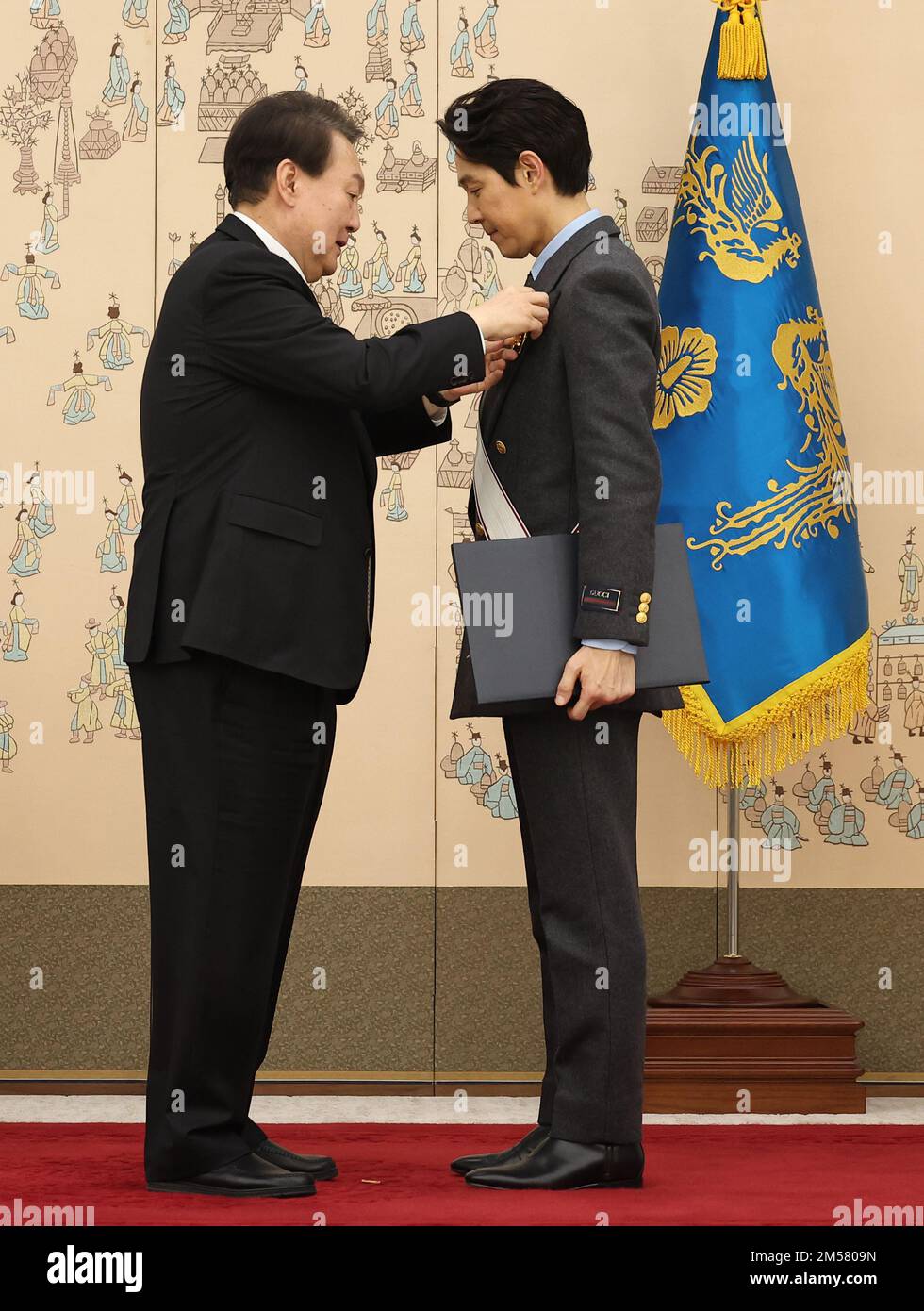 27th Dec, 2022. Cultural award recipient President Yoon Suk Yeol (L ...