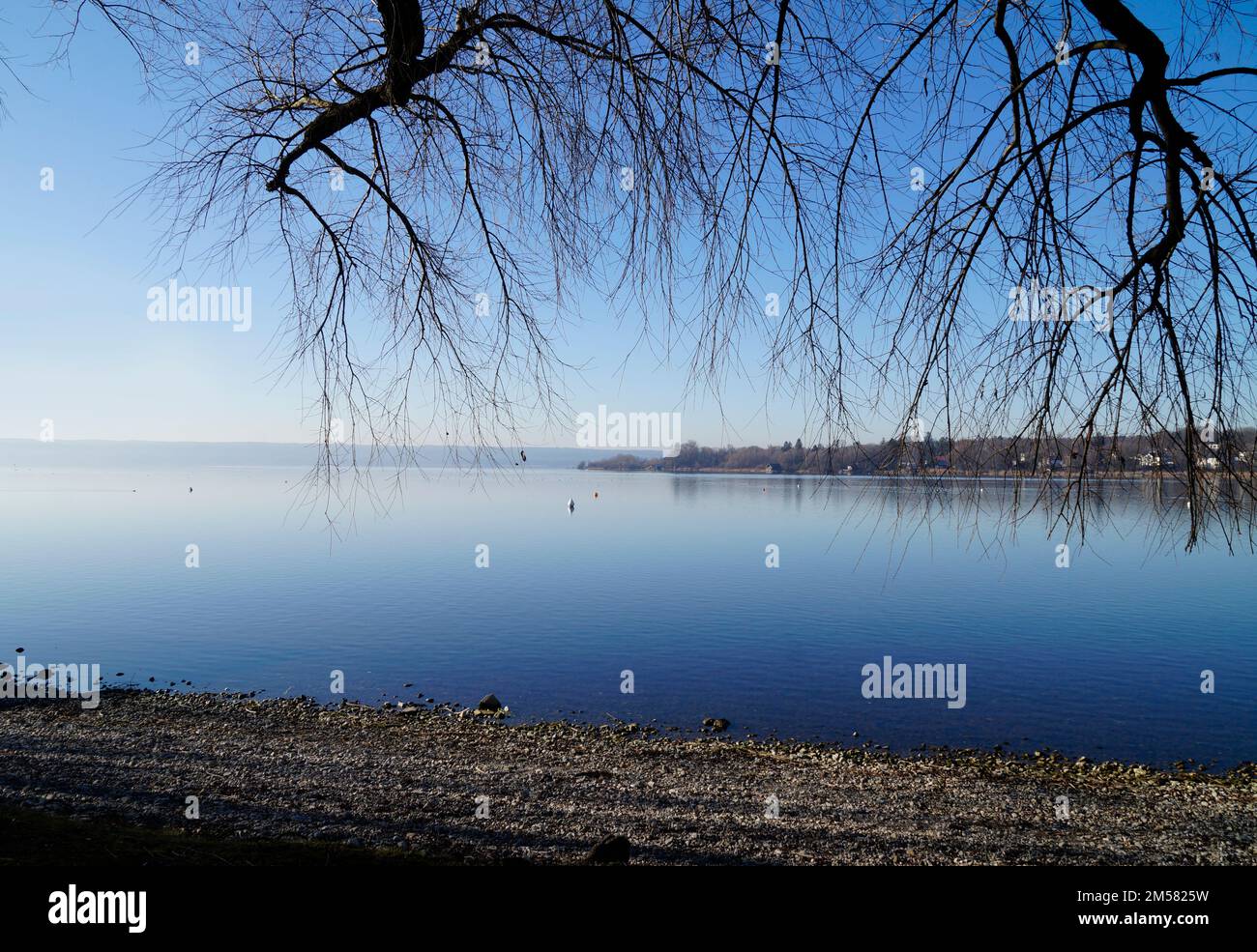 wintery peaceful scenery with lake Ammersee in Herrsching in Bavaria ...