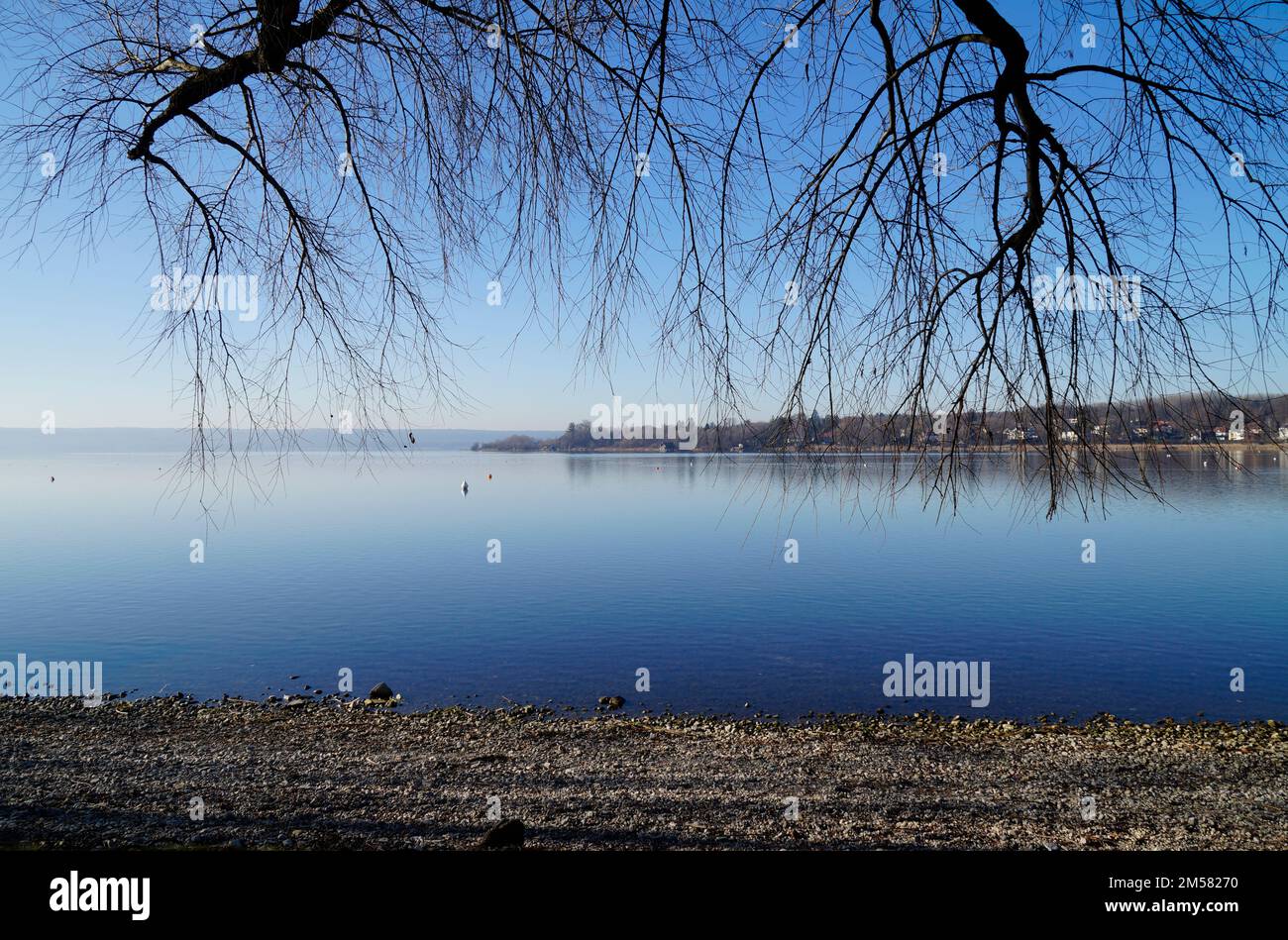 wintery peaceful scenery with lake Ammersee in Herrsching in Bavaria ...