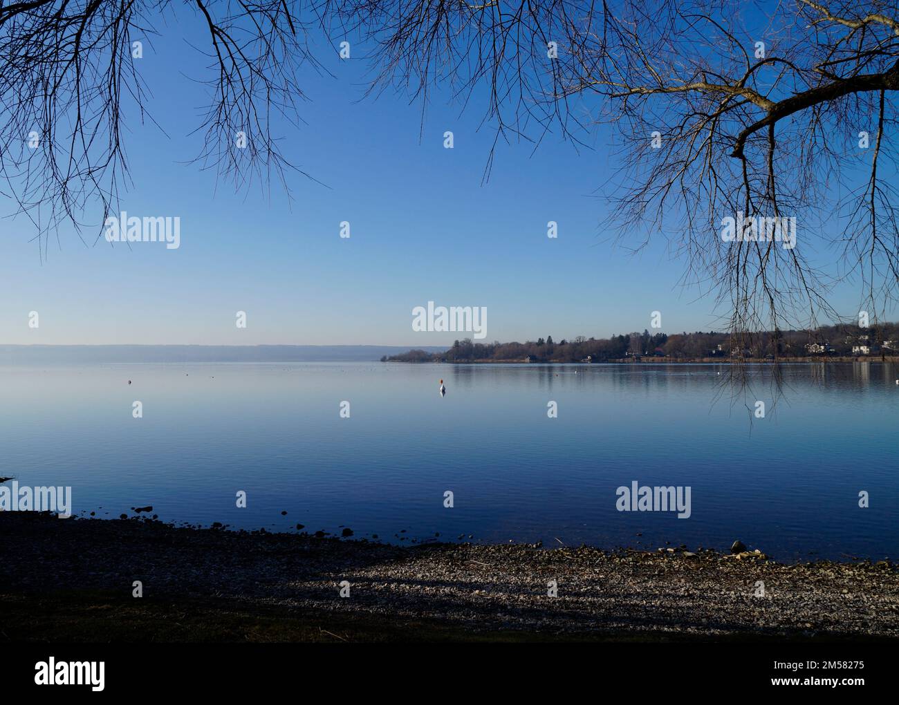 wintery peaceful scenery with lake Ammersee in Herrsching in Bavaria ...