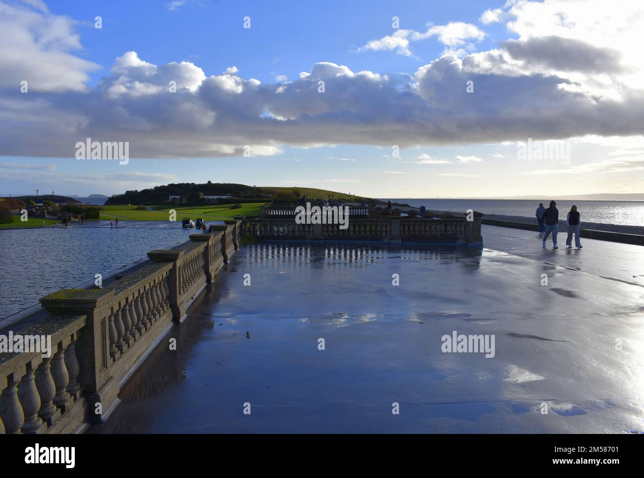 The Knap promenade and Marine Lake, Cold Knap, Barry, South Wales Stock ...