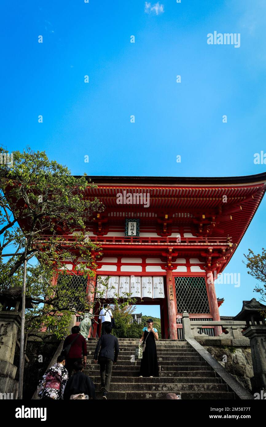 A vertical shot of the Niomon Gate of Kiyomizu-Dera temple in Kyoto ...