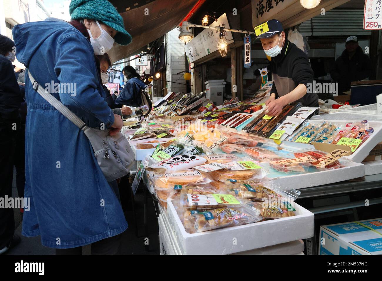 Tokyo, Japan. 27th Dec, 2022. A yaer-end shopper buys groceries at the ...