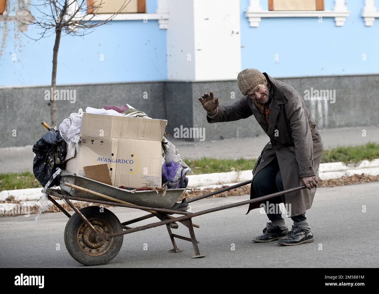 Non Exclusive: IZIUM, UKRAINE - DECEMBER 25, 2022 - A senior man ...