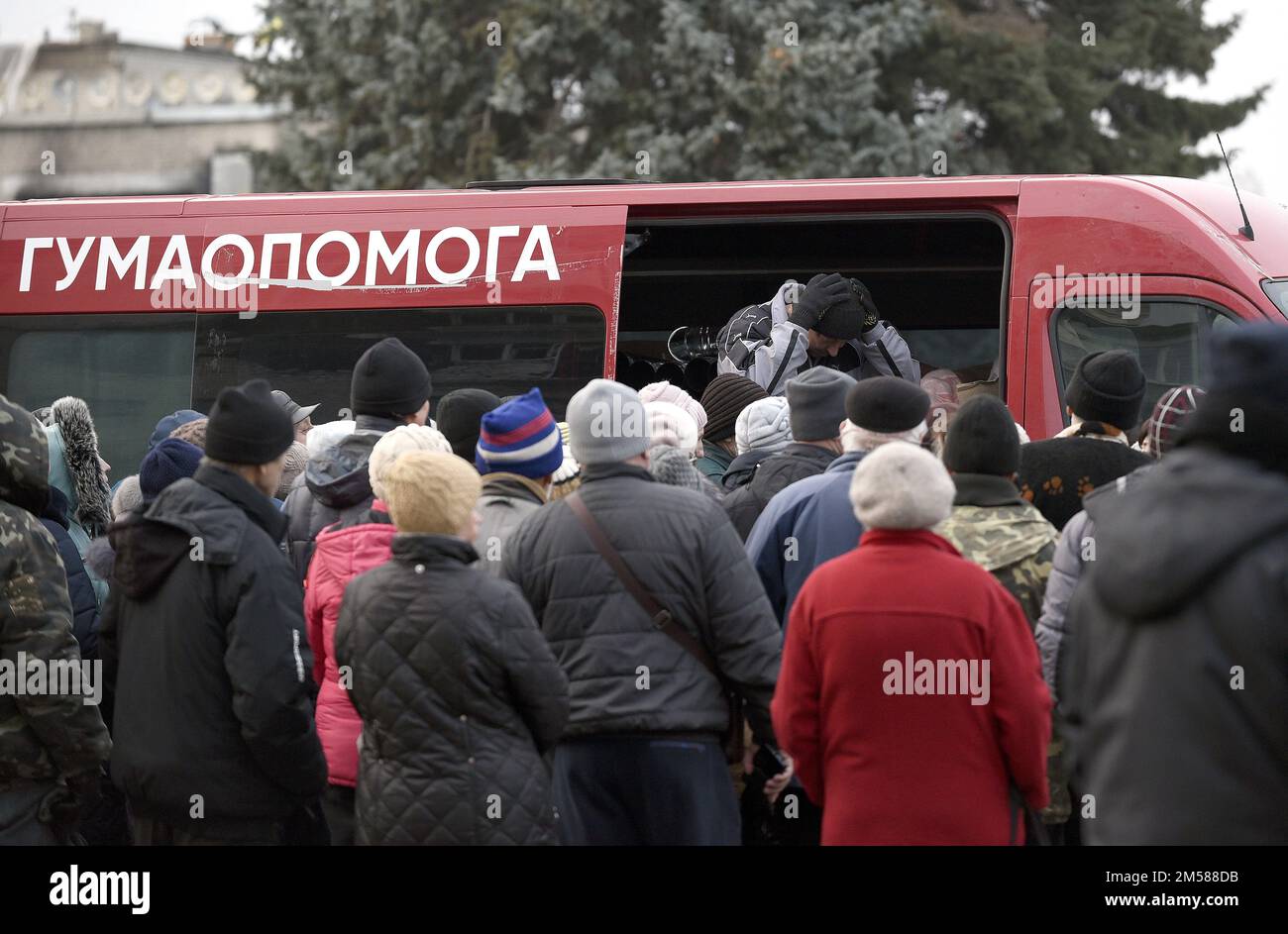 Non Exclusive: IZIUM, UKRAINE - DECEMBER 25, 2022 - People queue to get ...