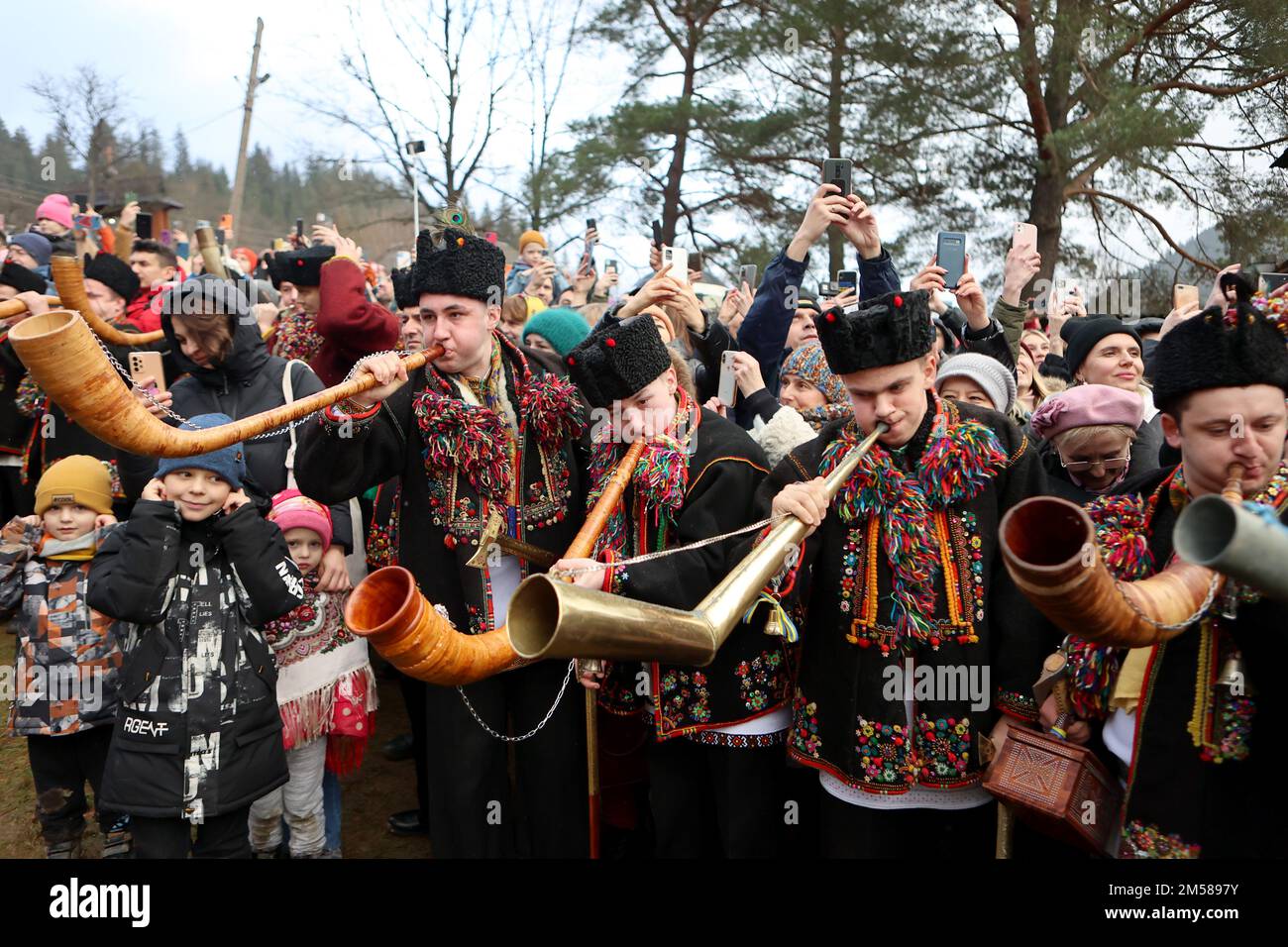 Non Exclusive: KRYVORIVNIA, UKRAINE - DECEMBER 25, 2022 - Musicians in ...