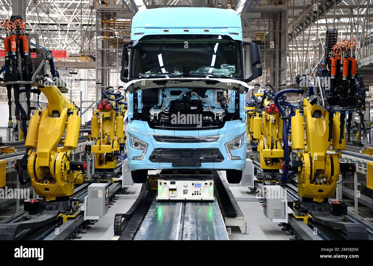 Xi'an, China's Shaanxi Province. 27th Sep, 2022. A heavy truck is ...