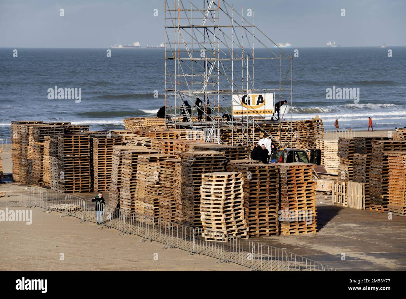 SCHEVENINGEN - The construction of the depot for the New Year's bonfire ...