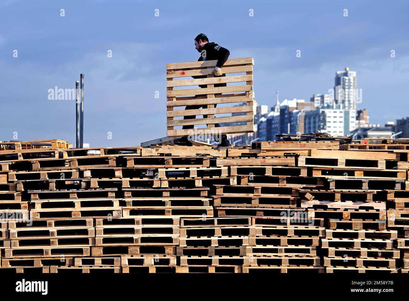 SCHEVENINGEN - The construction of the depot for the New Year's bonfire ...