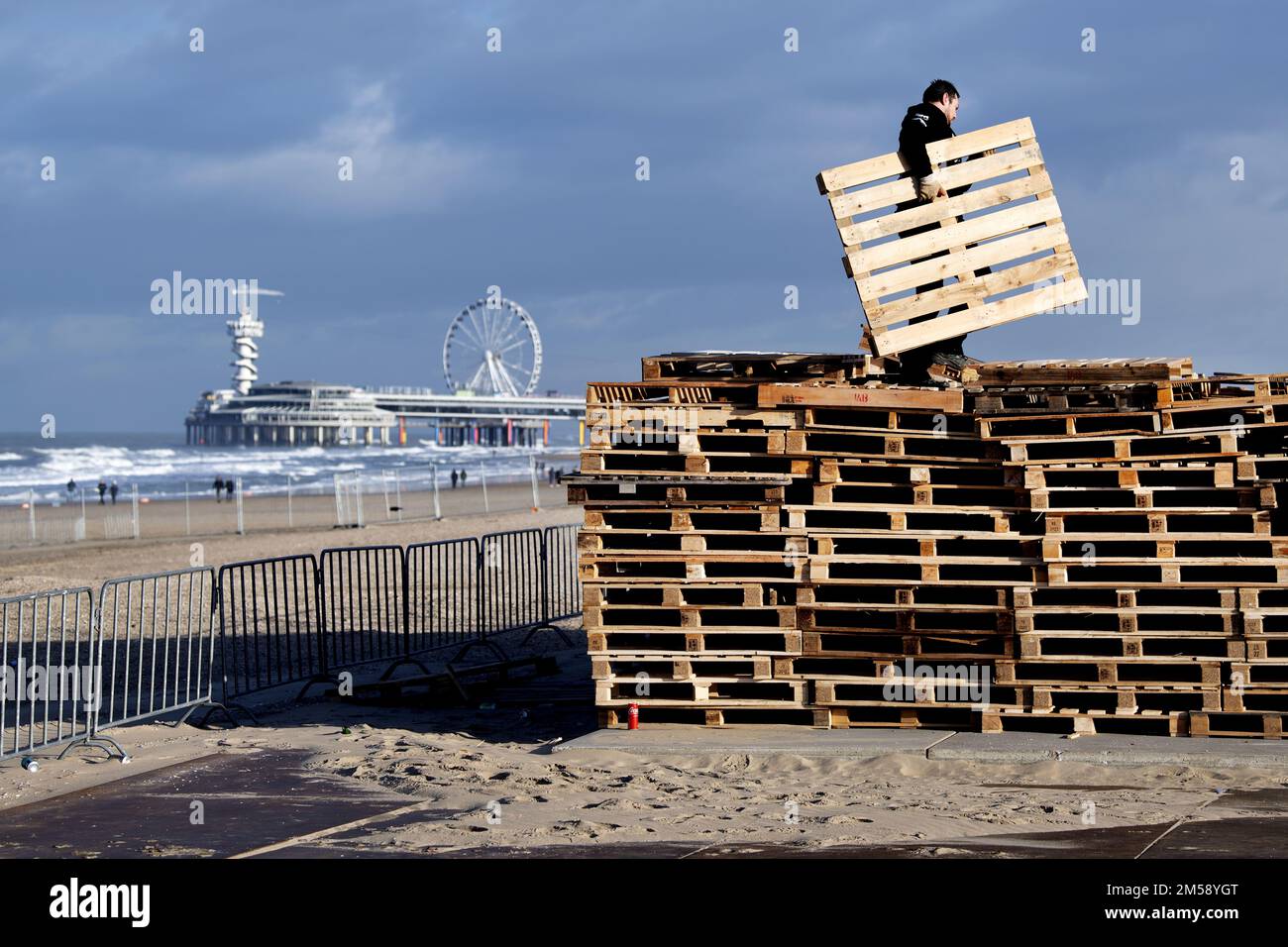 SCHEVENINGEN - The construction of the depot for the New Year's bonfire ...