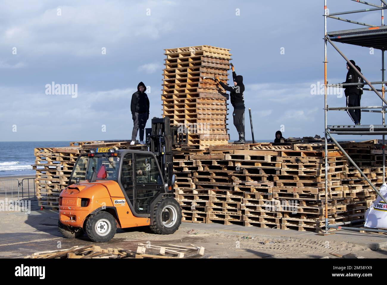 SCHEVENINGEN - The construction of the depot for the New Year's bonfire ...