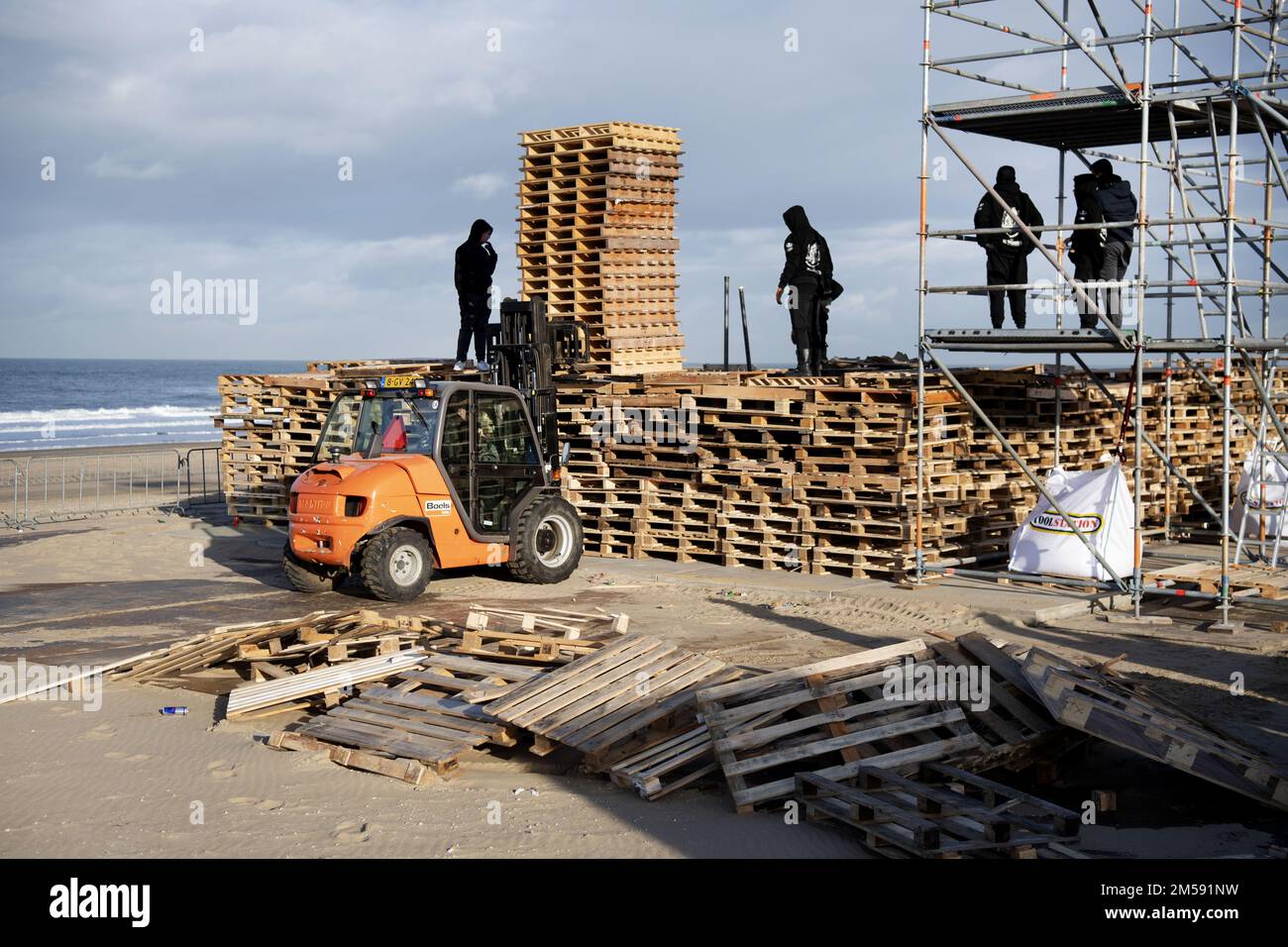 SCHEVENINGEN - The construction of the depot for the New Year's bonfire ...
