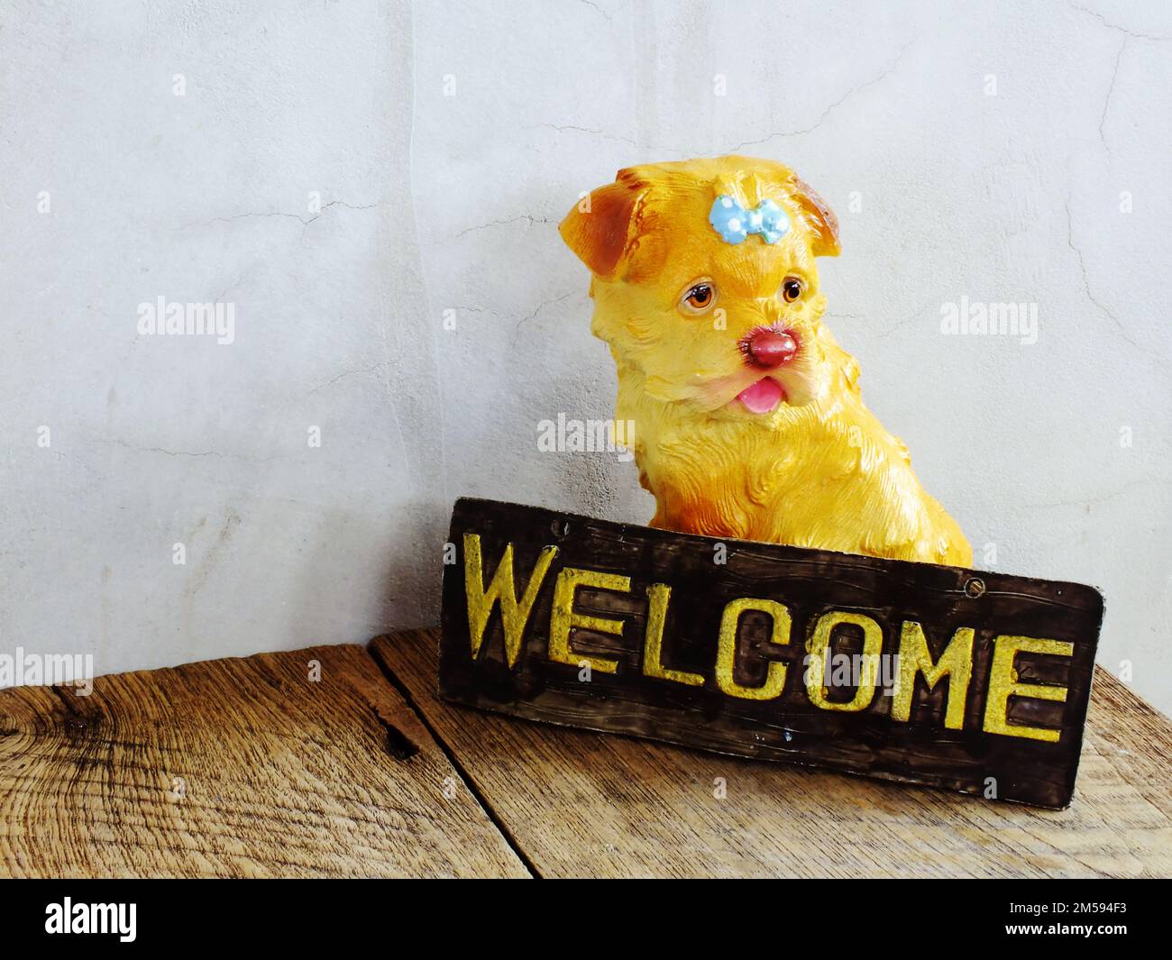Cute puppy dog welcome sign hi-res stock photography and images - Alamy