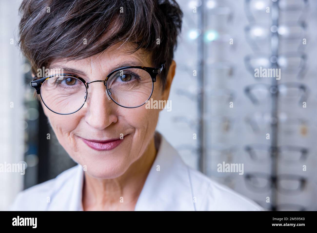 Close up picture of a mid age female doctor Stock Photo - Alamy