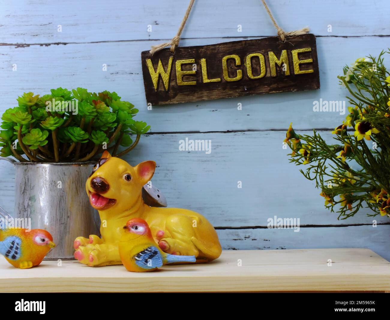 welcome sign and home decor with space copy background Stock Photo - Alamy