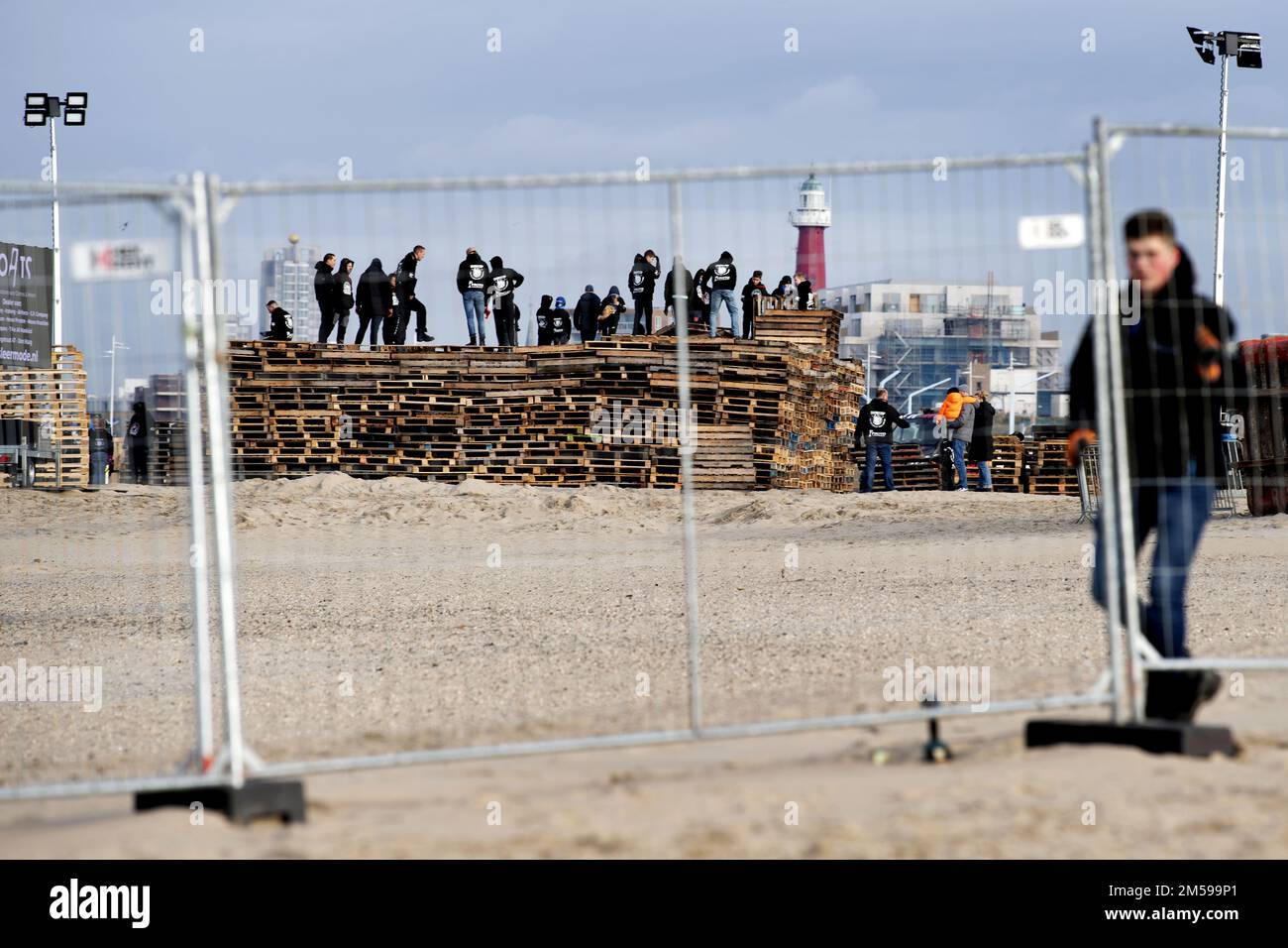 THE HAGUE - The bonfire of Duindorp is being built on the Zuiderstrand ...