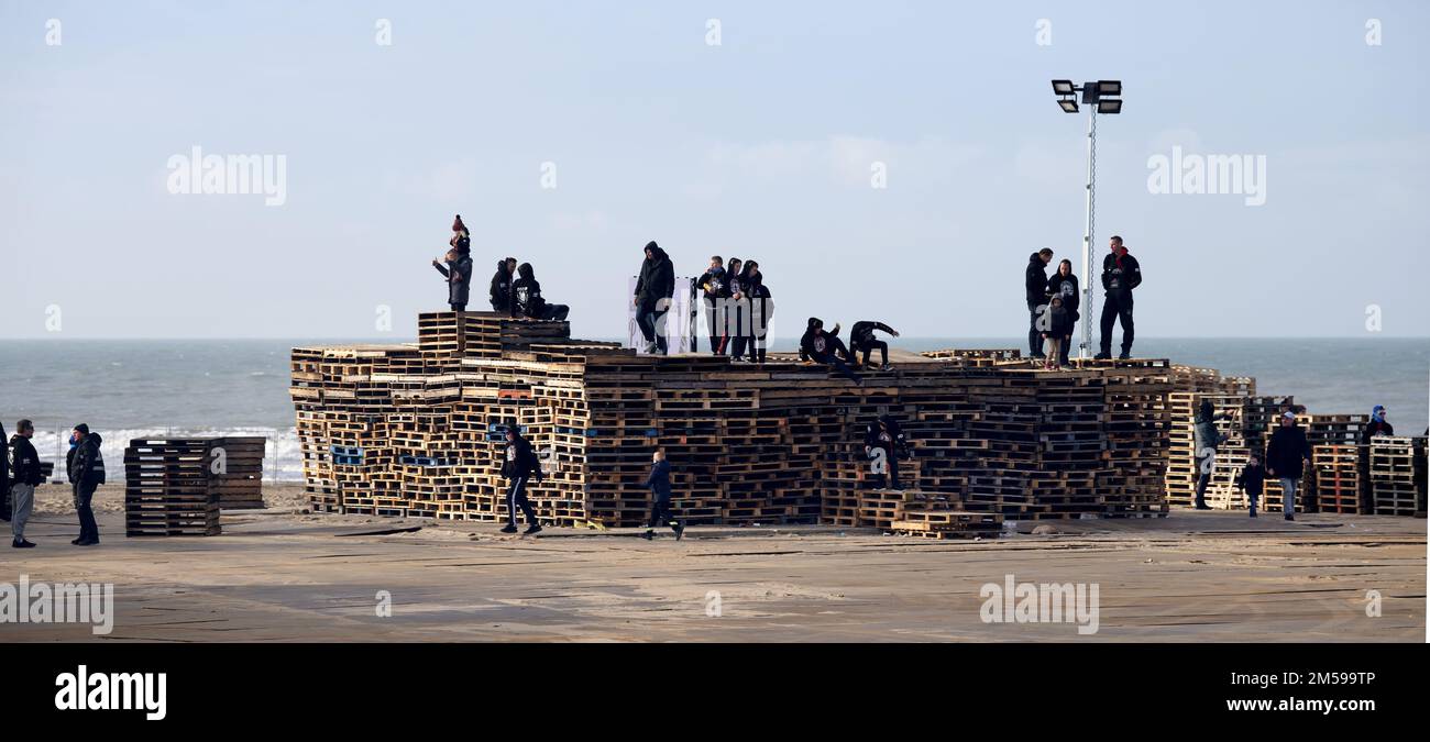 THE HAGUE - The bonfire of Duindorp is being built on the Zuiderstrand ...