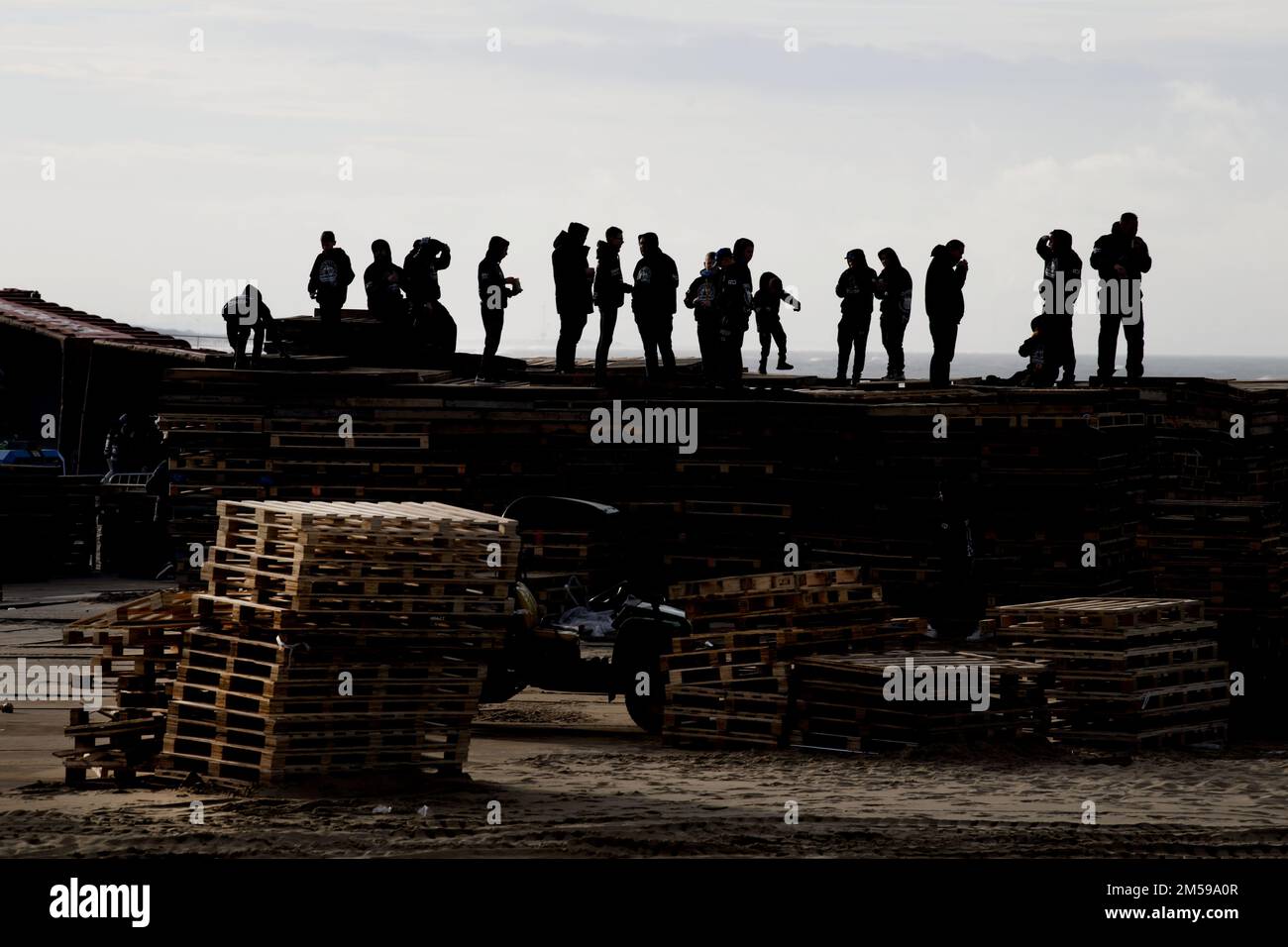 THE HAGUE - The bonfire of Duindorp is being built on the Zuiderstrand ...