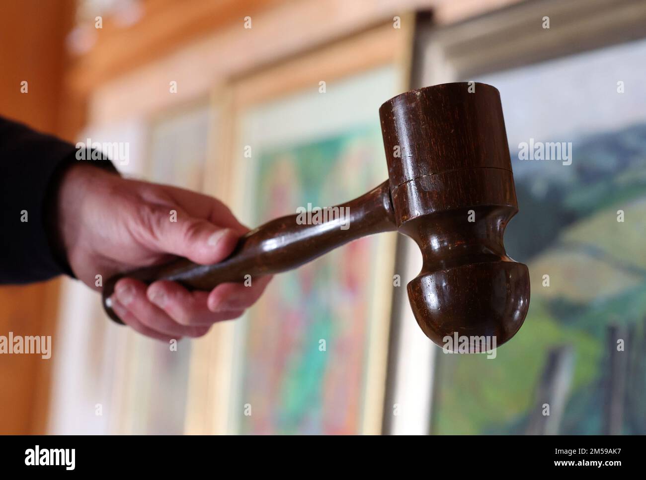 Wieck, Germany. 27th Dec, 2022. Christopher Walther, auctioneer, shows ...