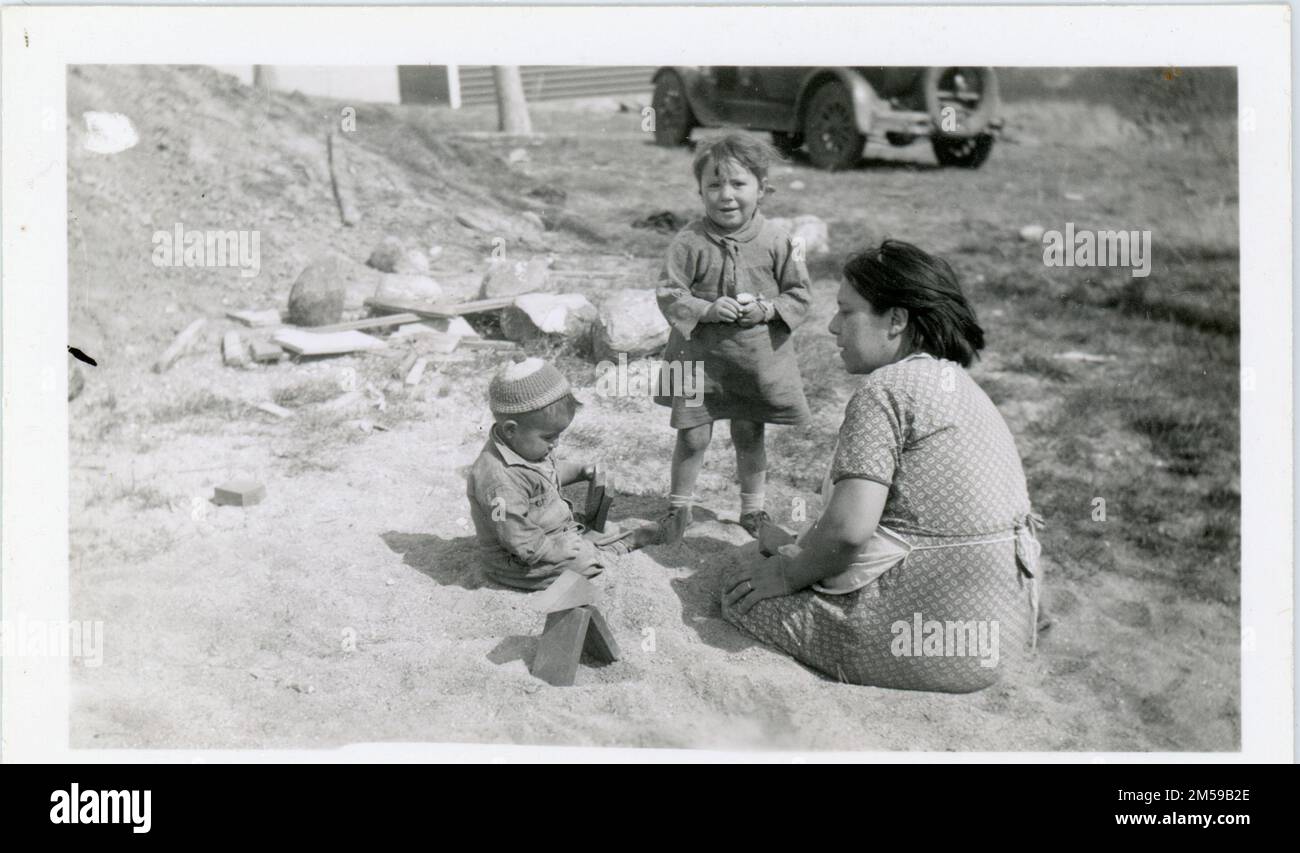 Children playing in sand pit hi-res stock photography and images - Alamy