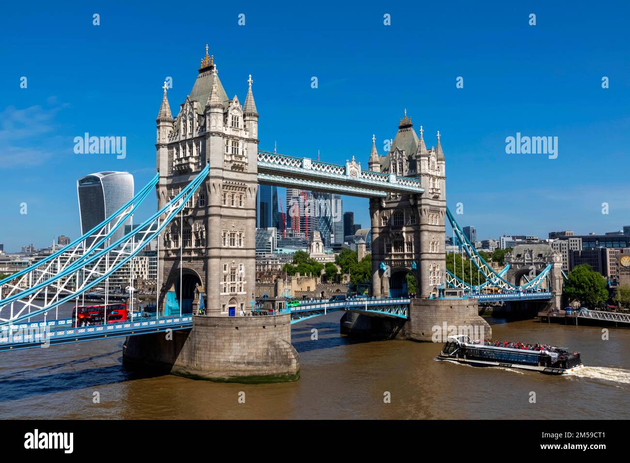 Tower Bridge in the Daytime, London, England *** Local Caption *** UK ...