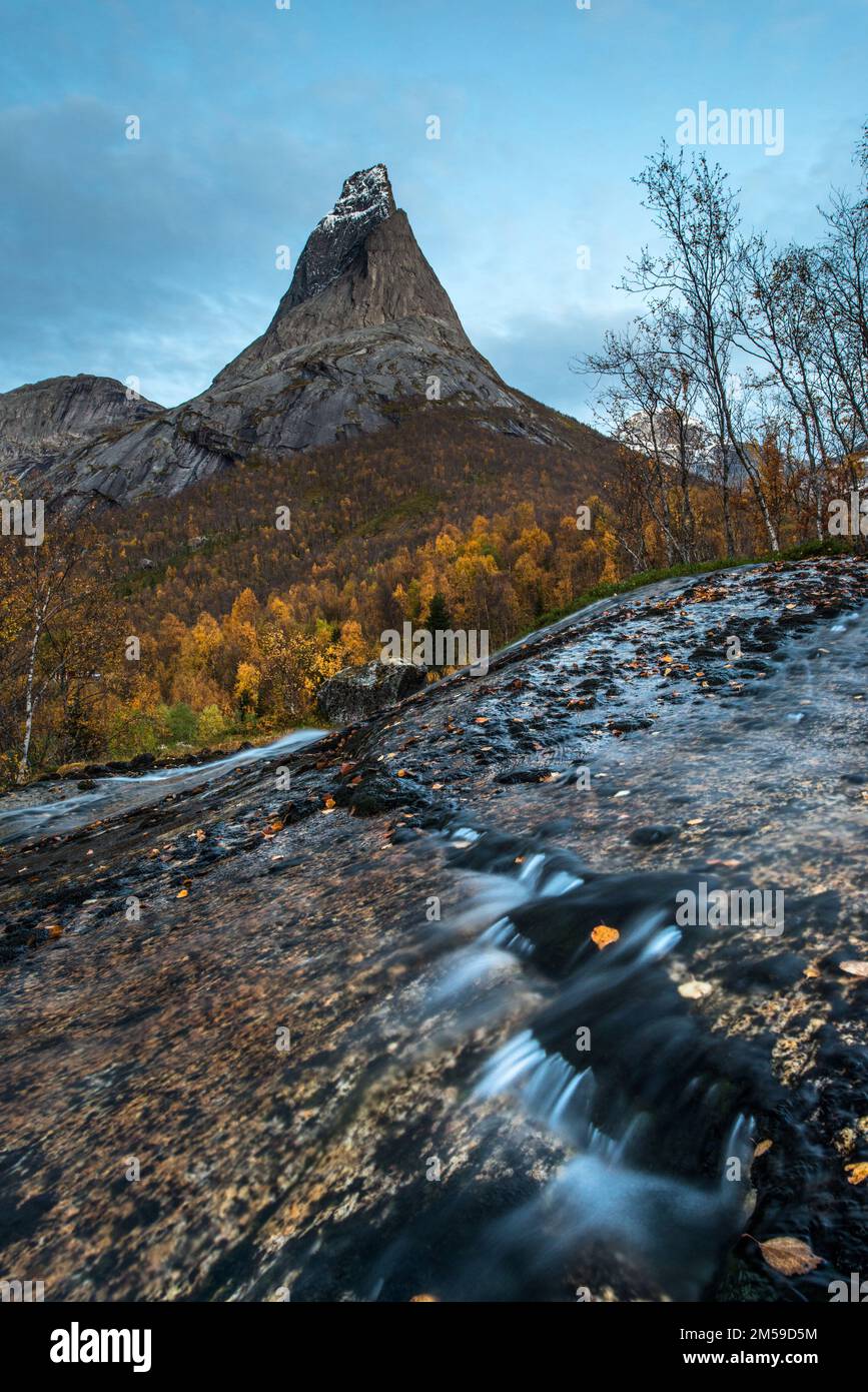 Der Stetind in Nord-Norwegen. Norwegens Nationalberg Stock Photo - Alamy