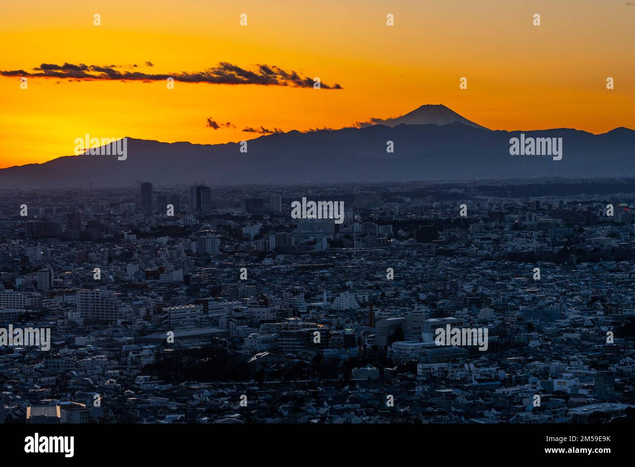 Tokyo, Japan. 26th Dec, 2022. The sun sets over Mt. Fuji (å¯Œå£«å±± ...