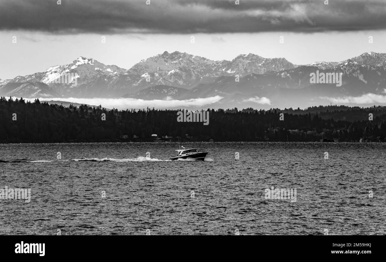 A view of the Olympic Mountains across Elliot Bay in Seattle ...