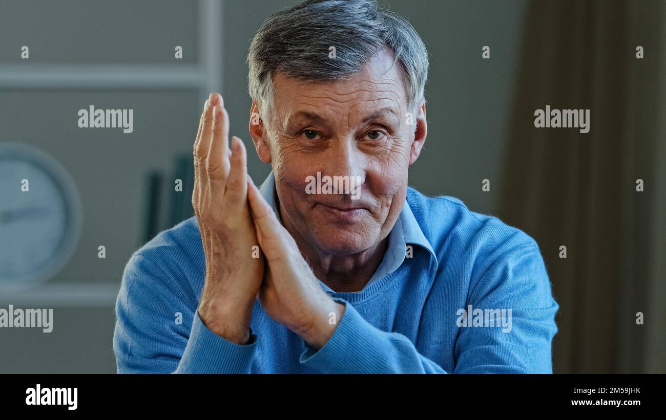 Portrait elderly wrinkles man applauds expressing admiration sitting in ...