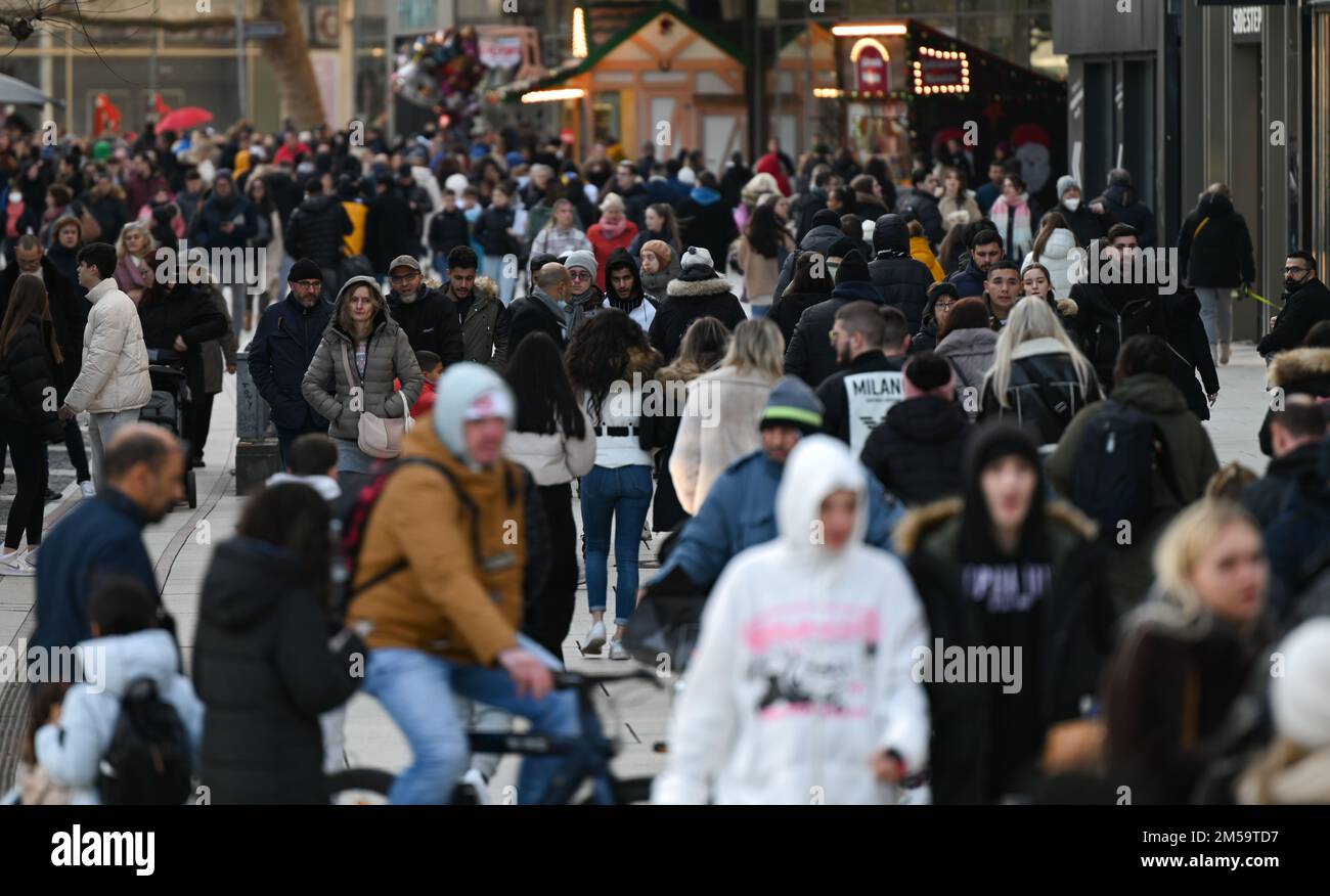 27 December 2022, Hessen, Frankfurt/Main: Numerous people walk past the ...