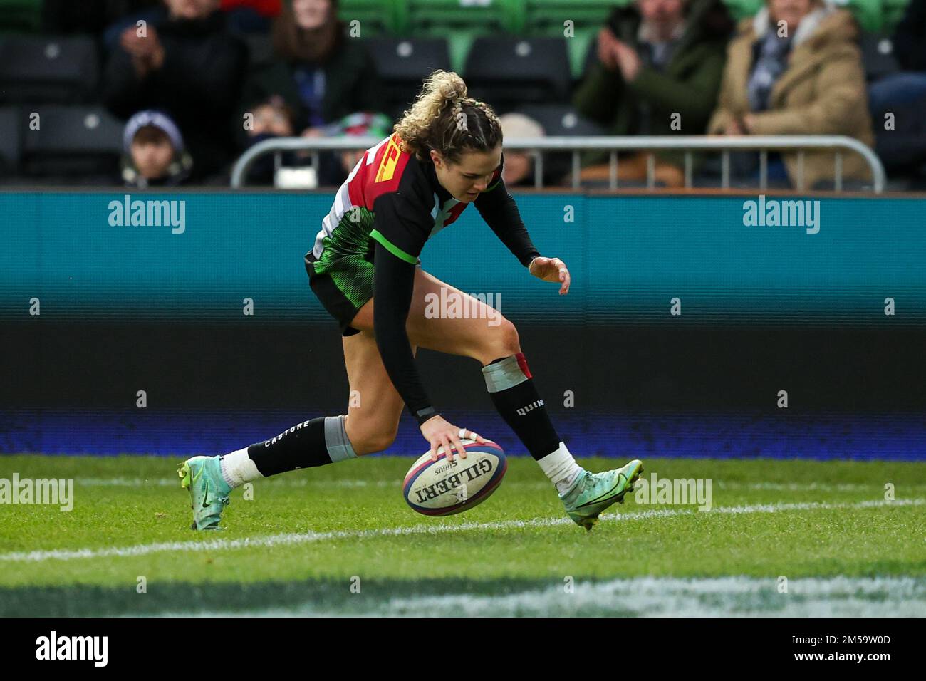 Ellie Kildunne of Harlequins Women scores a try during the Women's ...