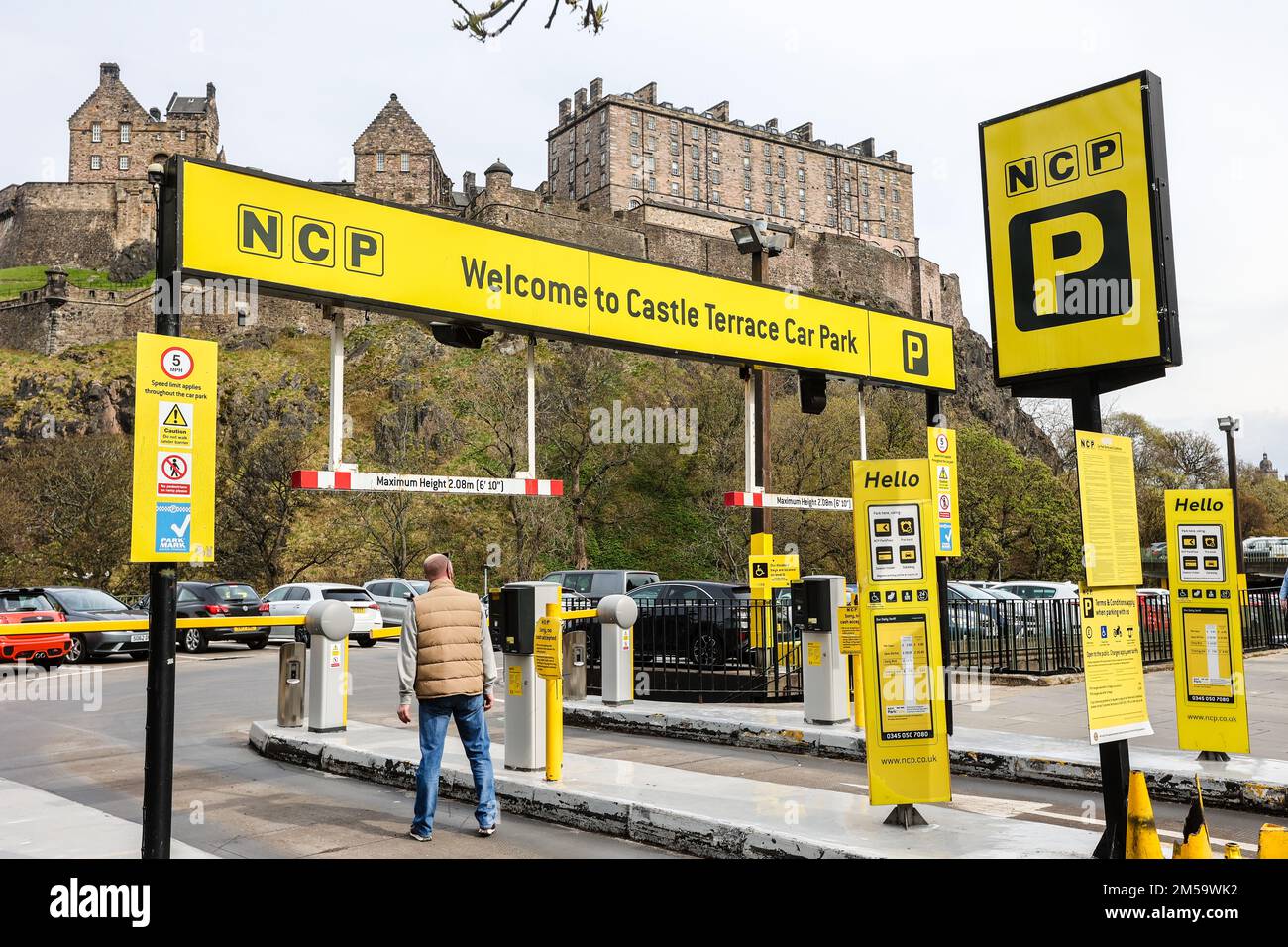 Edinburgh castle terrace car park hi-res stock photography and images ...