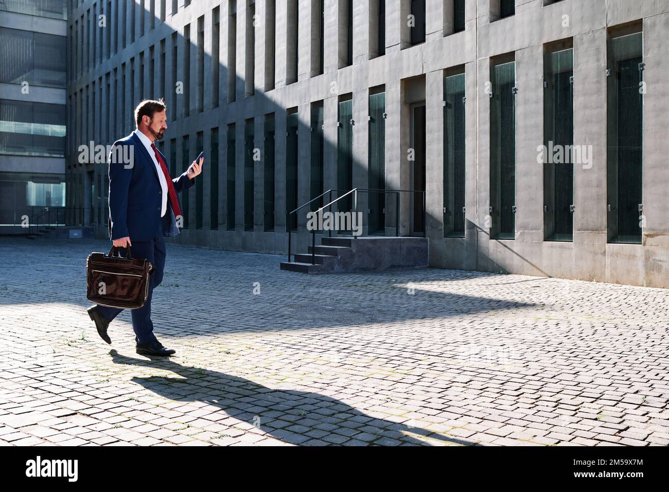 Walking reading smartphone street hi-res stock photography and images ...