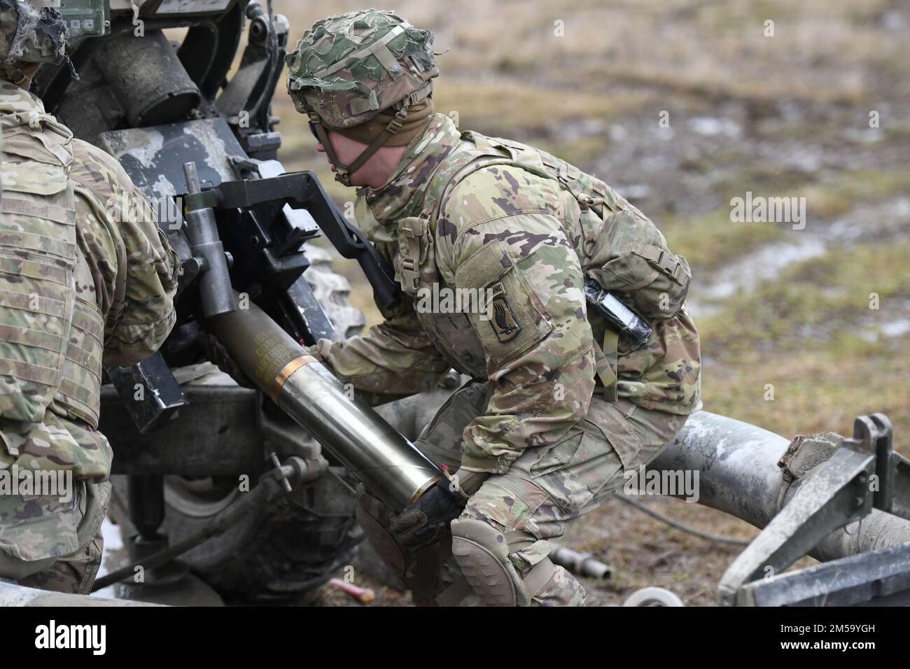 4-319th AFAR, 173rd AB live fire with M119 howitzers Stock Photo - Alamy