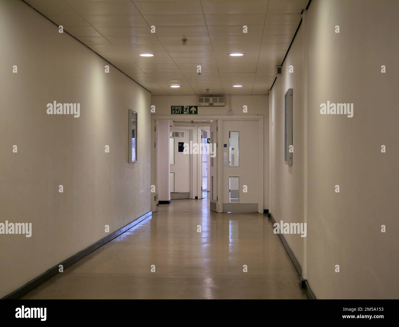 Black skirtings hi-res stock photography and images - Alamy