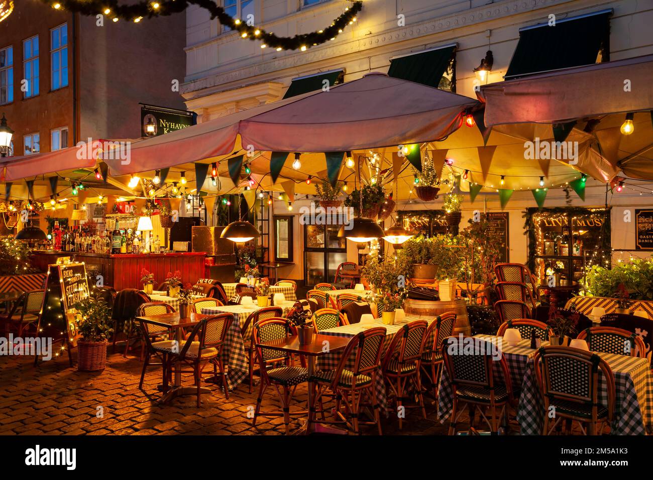 Restaurant in christmas time, Nyhavn , Copenhagen harbour, Copenhagen ...