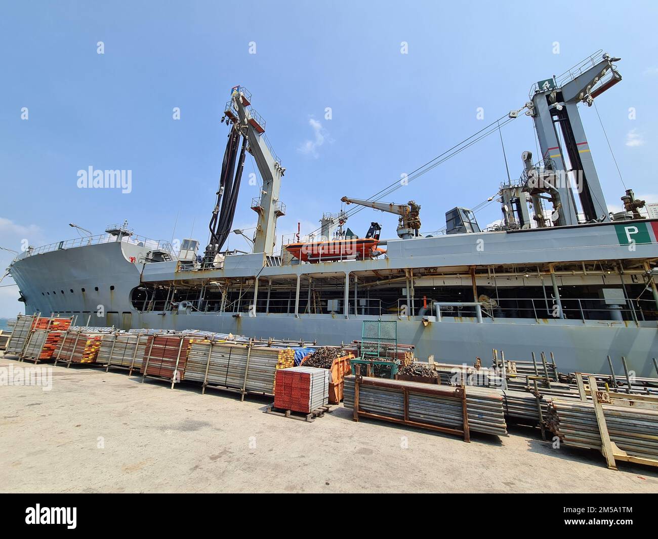 Henry j kaiser class replenishment oiler hi-res stock photography and ...